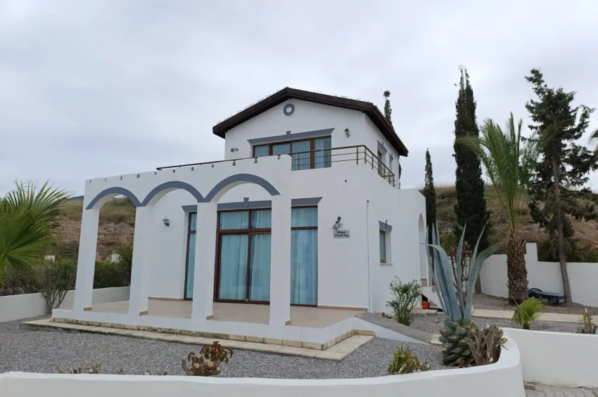 Seaside Getaway: Triplex Villa with Stunning Views